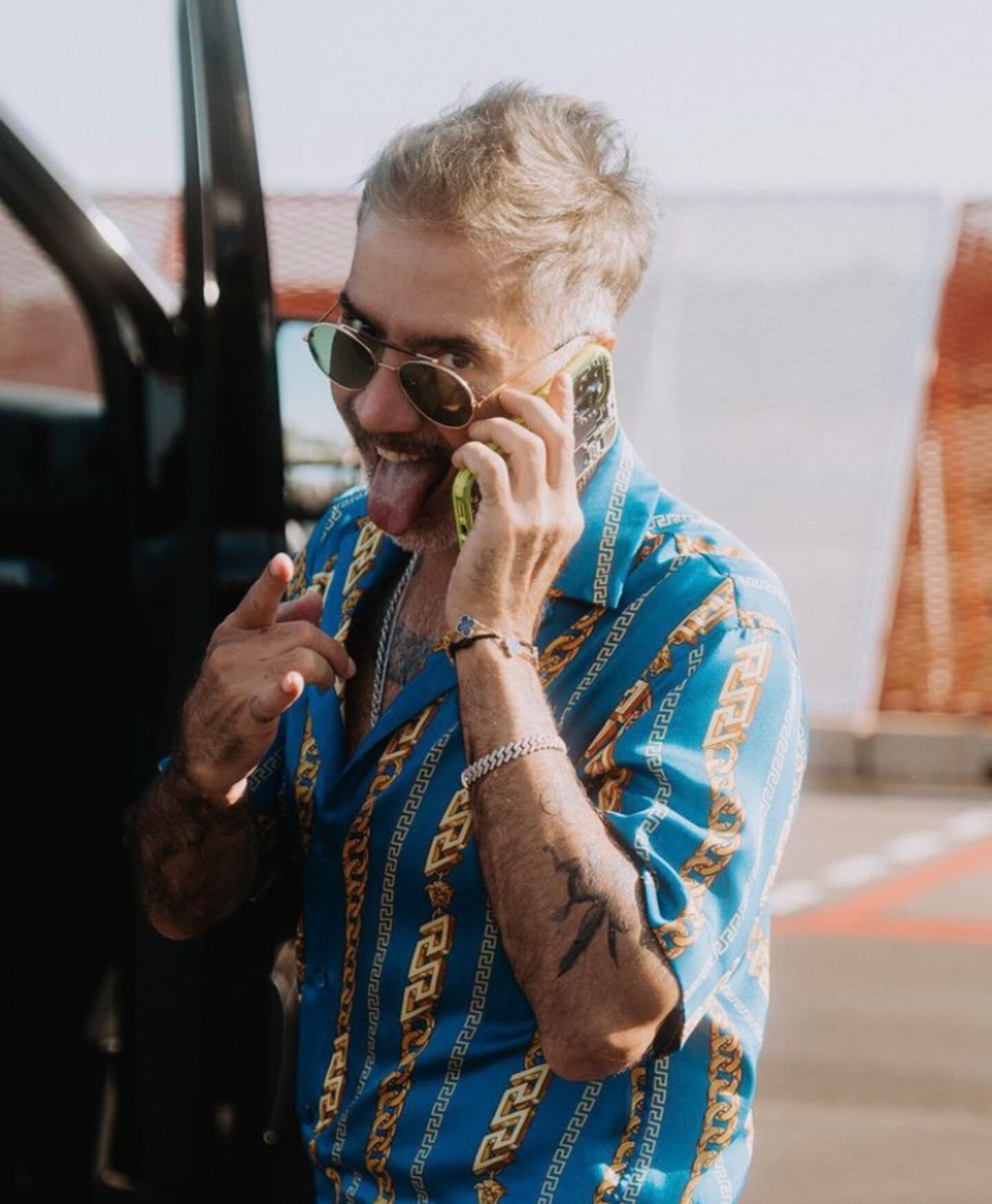 Alejandro Fernández y su novia Karla Laveaga disfrutan de España