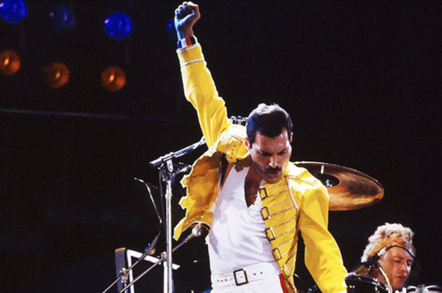 La historia detrás de la famosa chamarra amarilla de Freddie Mercury ...