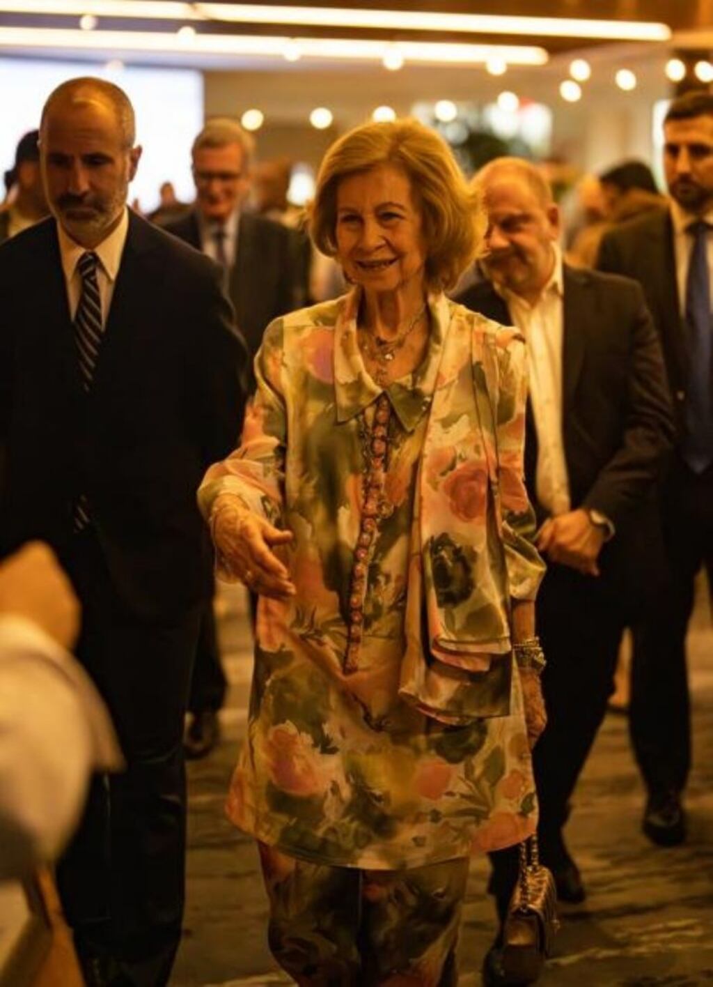 La reina Sofía sorprende con un conjunto de estampado de flores que la hace ver de maravilla y ...